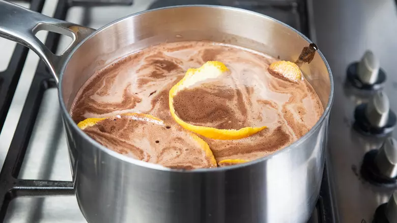 cocinar arroz arborio en leche de naranja con chocolate