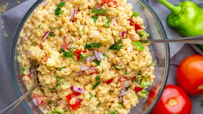 புதிய orzo சாலட்