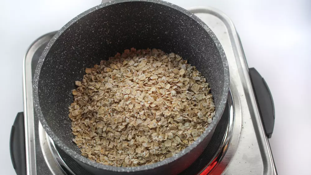 bubur oat dalam periuk