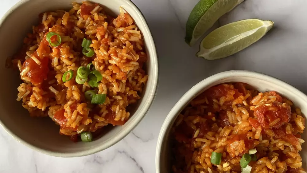 Meksikaanske Rice tsjinne yn bowls