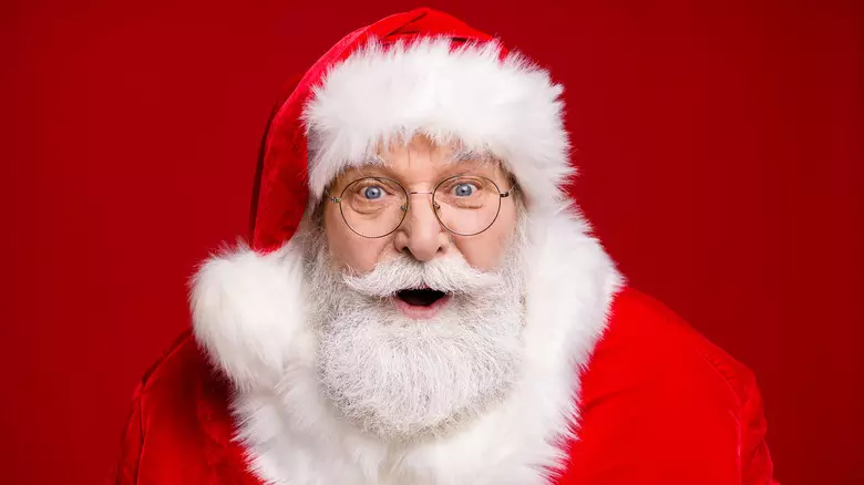 Père Noël souriant, portant des lunettes