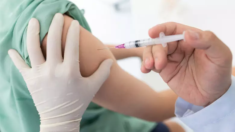 Medico che somministra il vaccino