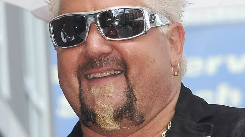 Si Guy Fieri nagsul-ob og sunglasses