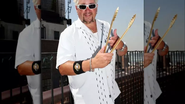 Guy Fieri oltin qisqichni ushlab turibdi