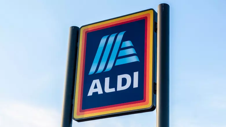 En Aldi Schëld dobaussen