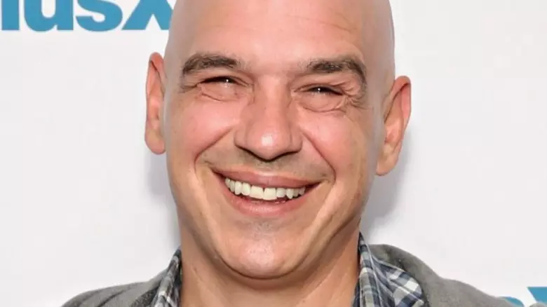 Bucătarul Michael Symon zâmbind