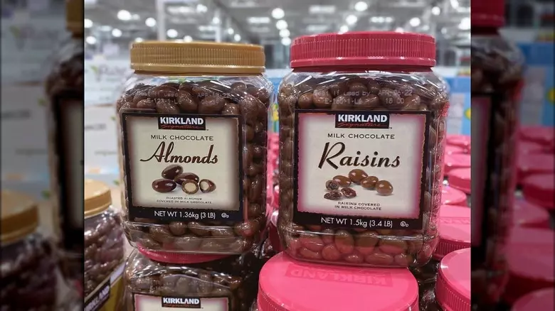 ນົມຊັອກໂກແລັດ almonds ແລະ raisins ຈາກ Kirkland
