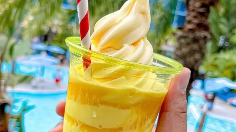 Kubek Dole Whip z Rumem i Słomą