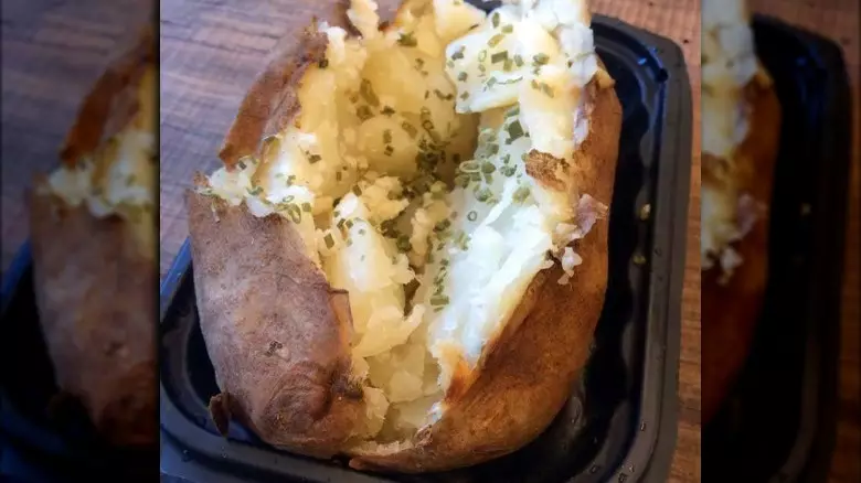 Isang Wendy's Sour Cream at Chive Baked Potato