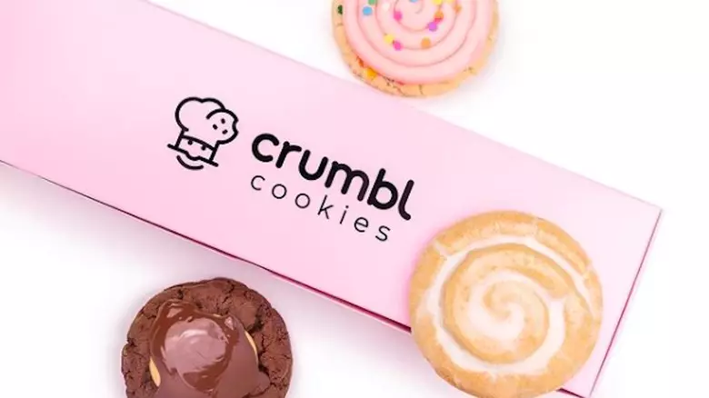 I-crumbl cookies kunye nebhokisi epinki