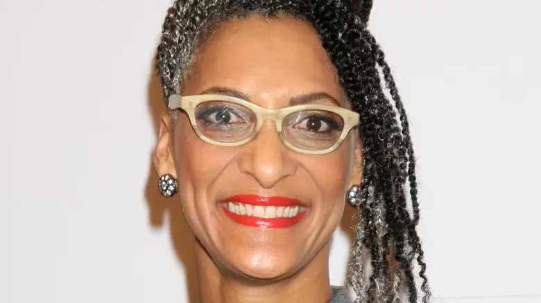 Carla Hall tersenyum di sebuah acara