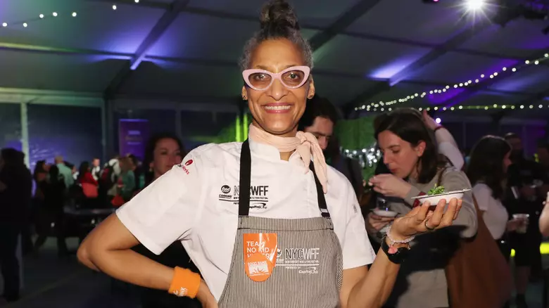 Carla Hall berpose dengan celemek