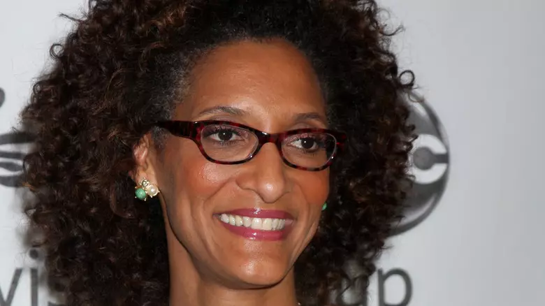 Carla Hall smiler til en begivenhed