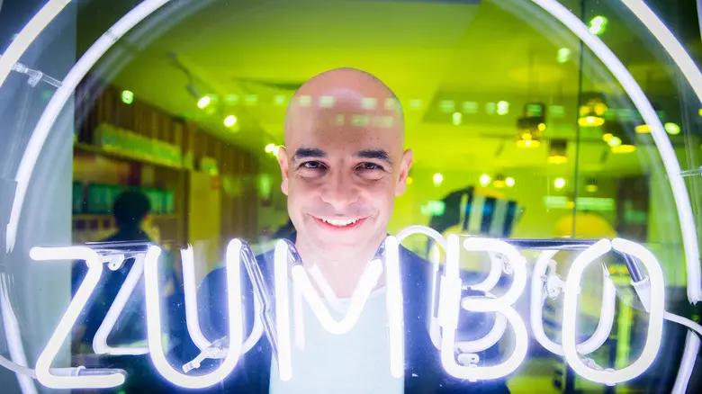 Adriano Zumbo lẹgbẹẹ awọn imọlẹ neon