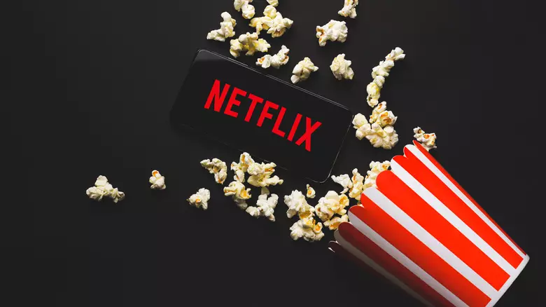 โทรศัพท์ที่เล่น Netflix ออกมาจากป๊อปคอร์น