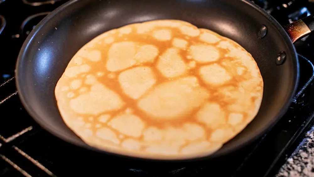 Crêpe in der Pfanne