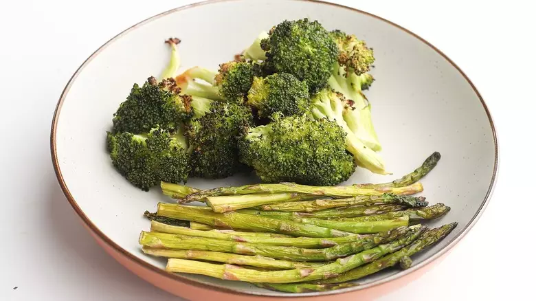 broccoli e asparagi sul piatto