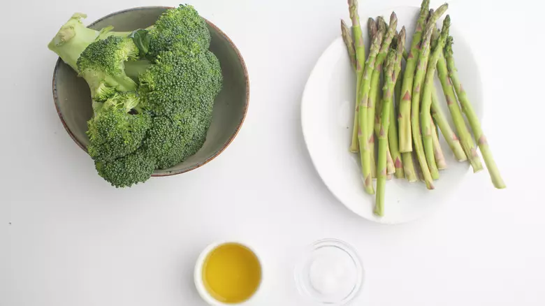 broccoli, asparagus, lana sa oliba, asin