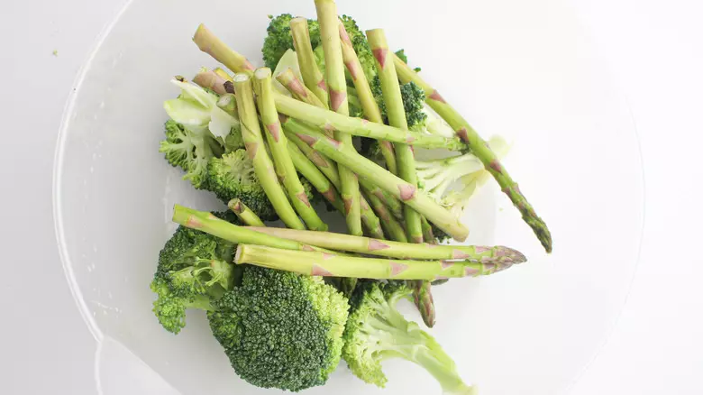 broccoli e asparagi in una ciotola