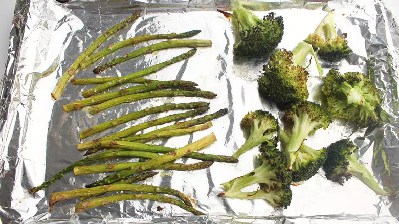 broccoli e asparagi su teglia