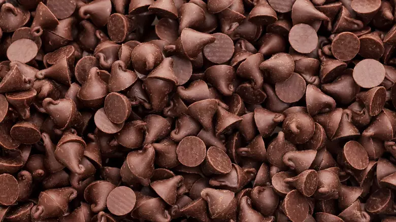 Prim-plan lot de chipsuri de ciocolată