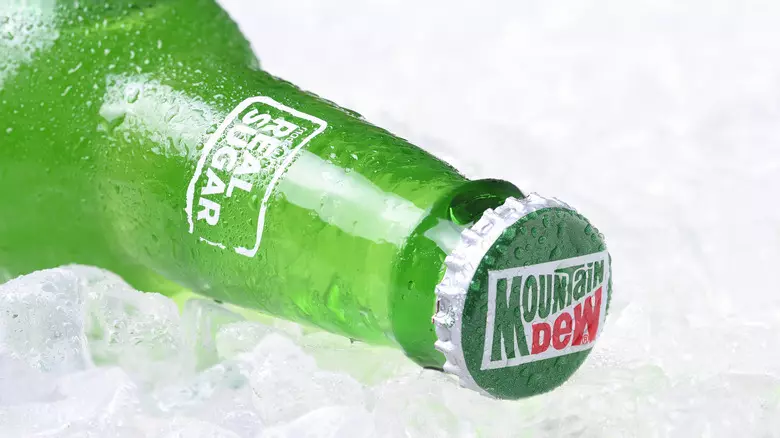 زجاجة ندى الجبل الأخضر على الجليد