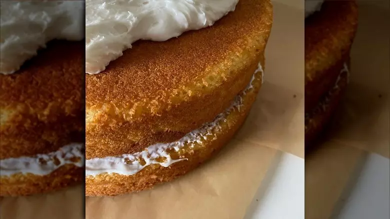 Prim-plan de prăjitură galbenă parțial mată