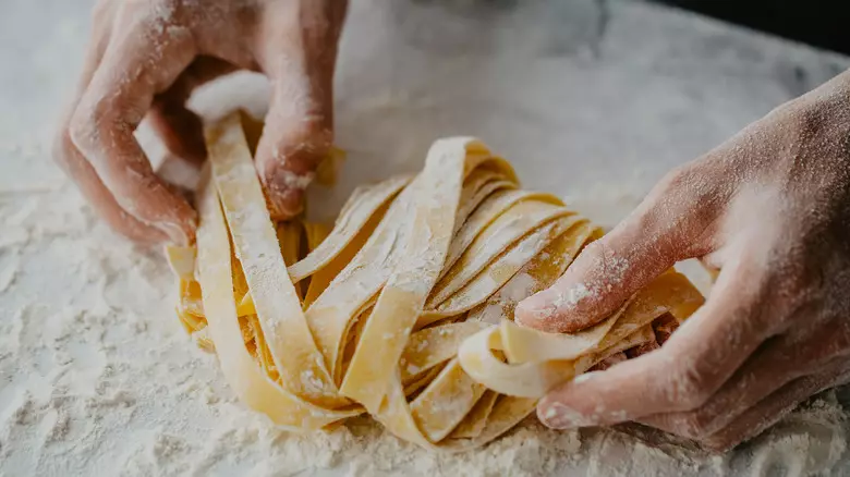 handen maken van verse pasta