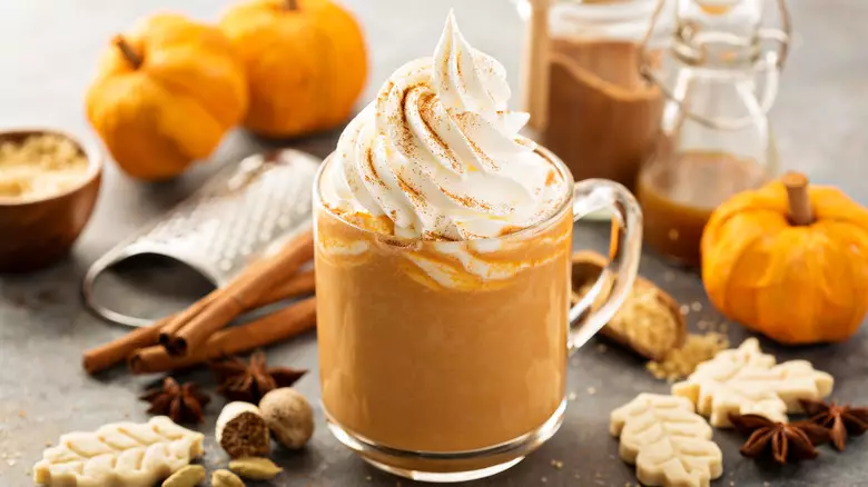 I-pumpkin spice latte inkomishi yengilazi enosinamoni, amantongomane namakhekhe