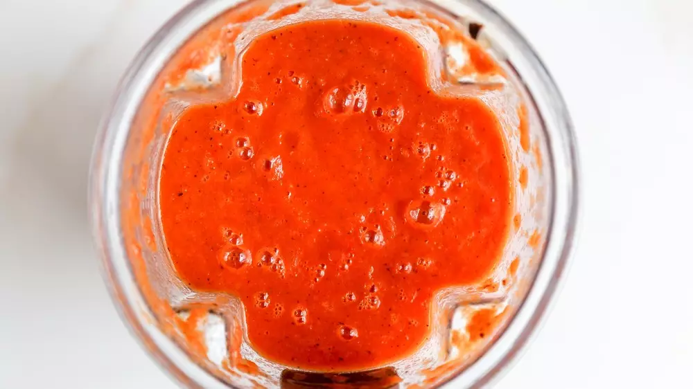 passata di pomodoro nel frullatore