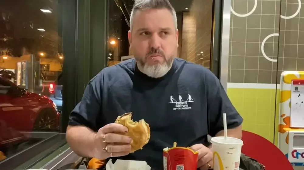 Matt Nadin að borða ársgamlan Big Mac