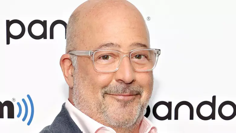 Andrew Zimmern, i gyd yn gwenu