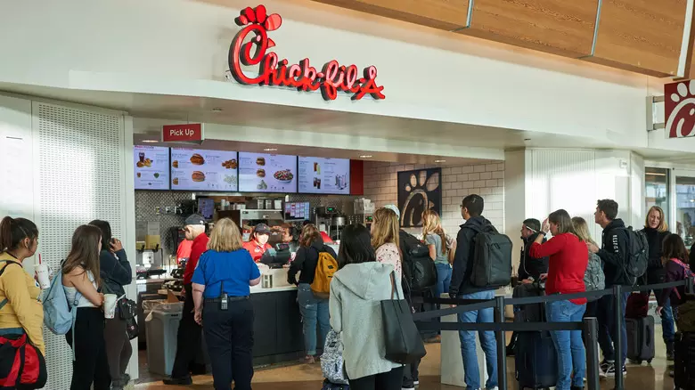 Awọn onibara ni laini ni ipo papa ọkọ ofurufu Chick-fil-A