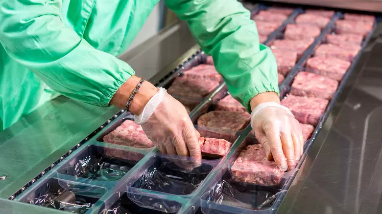 carne macinata che passa attraverso l'impianto di lavorazione della carne