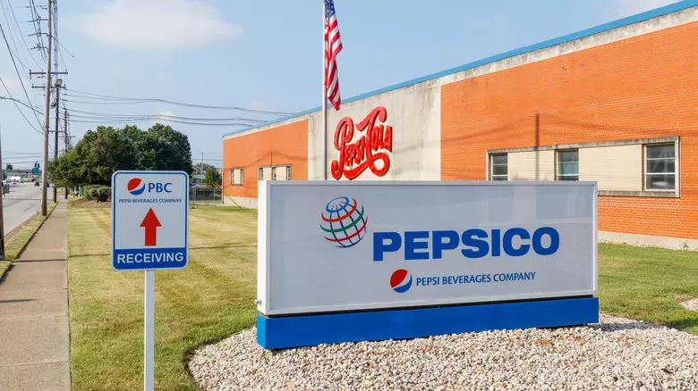 Cartello PepsiCo davanti a un edificio