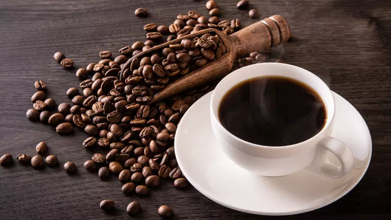 Koppie swart koffie met koffiebone