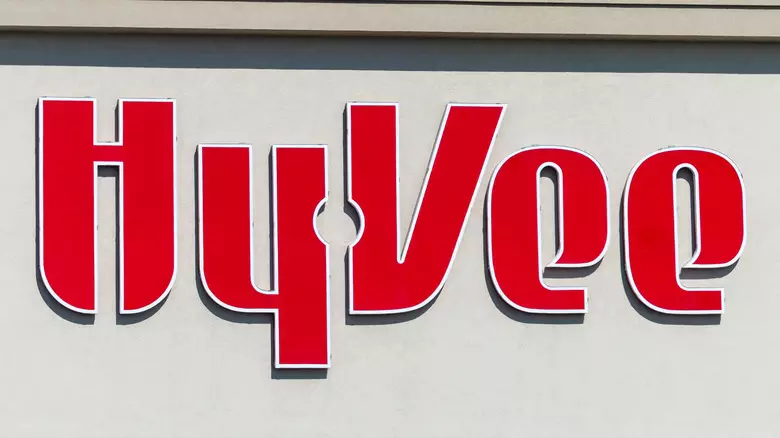 Logotipo de Hy-Vee en el escaparate