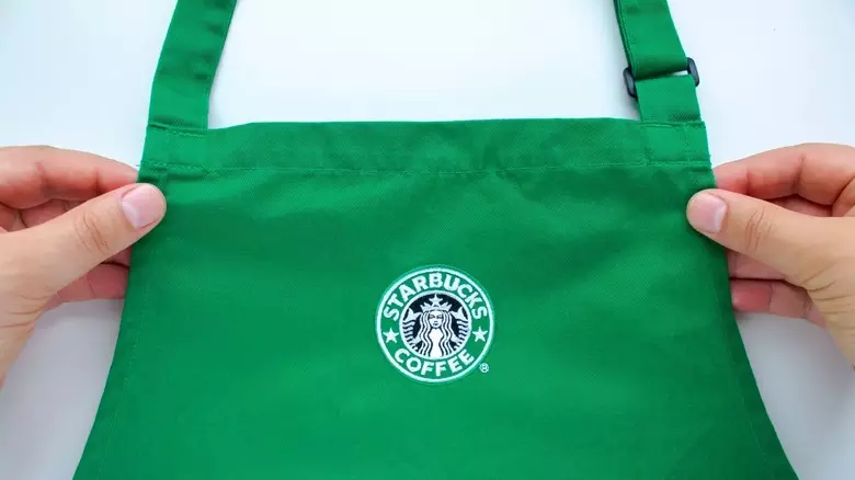 berde nga apron sa empleyado sa Starbucks