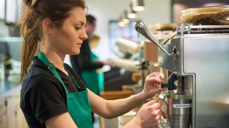 Starbucksin työntekijä töissä