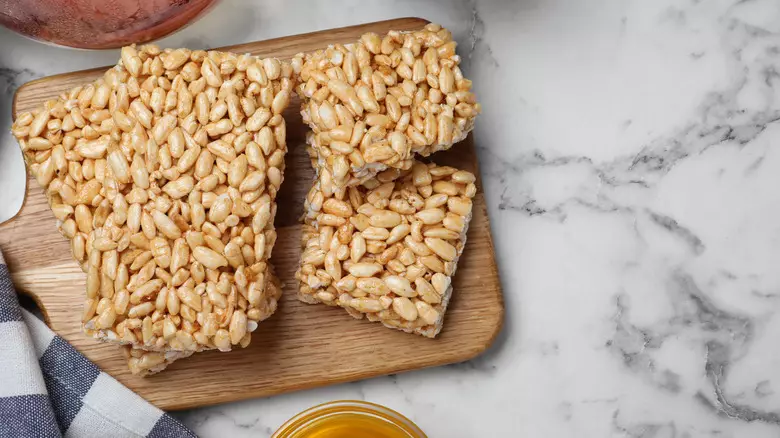 Rice Krispies Treats auf Holzbrett