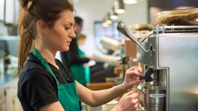 Барыста Starbucks рыхтуе напой