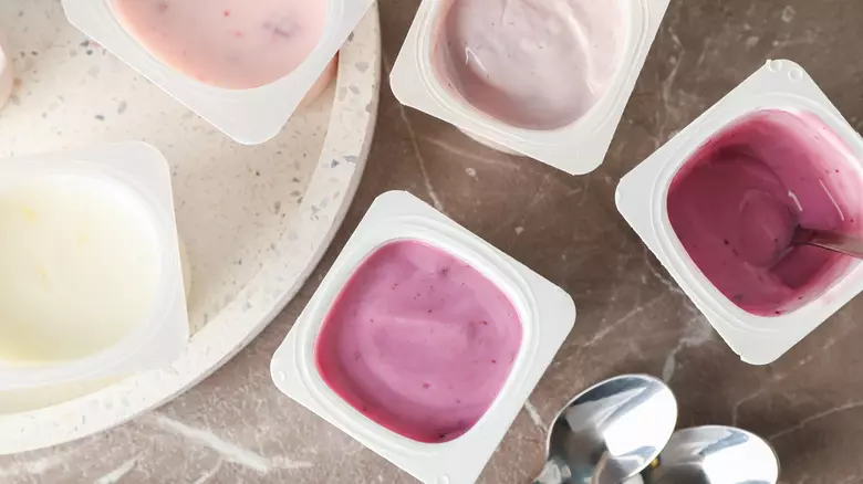 Bicchieri di plastica di yogurt