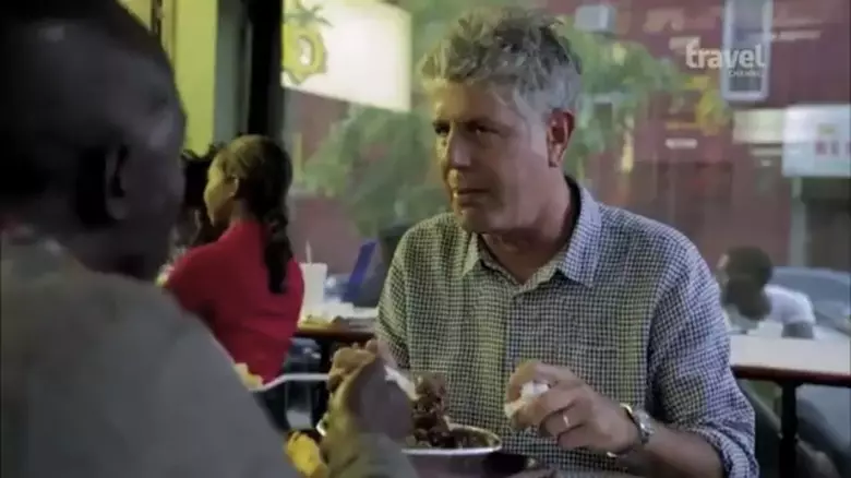 Entoni Bourdain we Maýkl K. Williams saçak başynda otyrlar