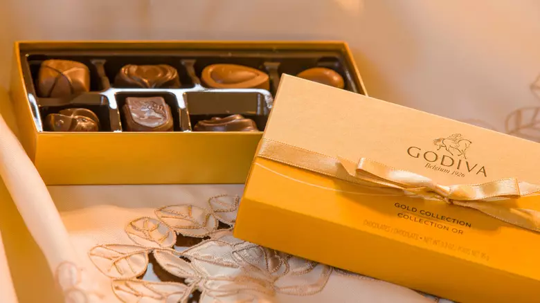 Caixa aberta de chocolates Godiva