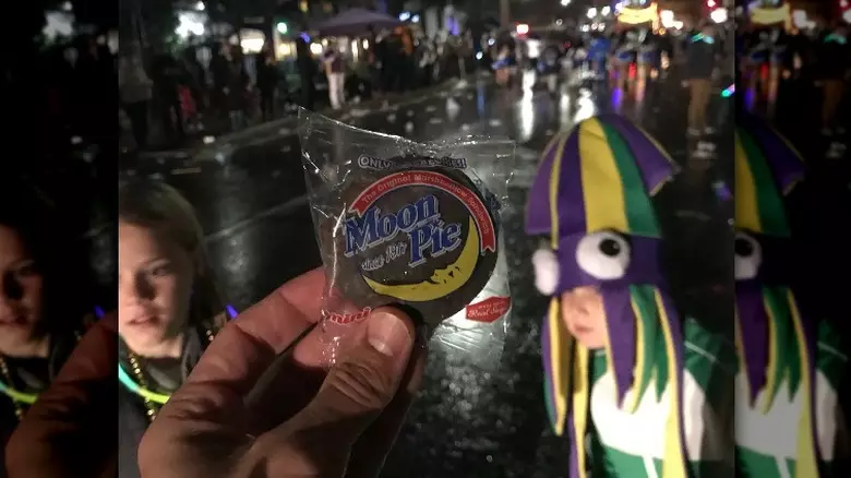 moonpie ntawm mardi gras parade