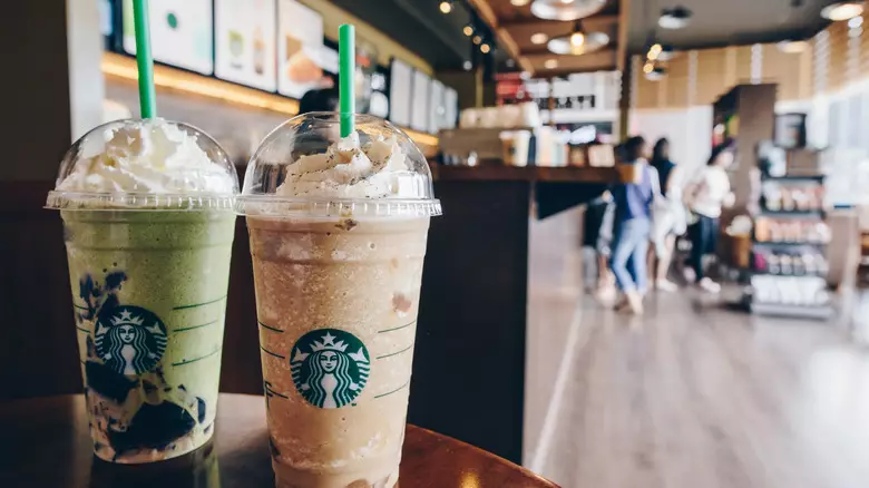 Zakumwa ziwiri za Starbucks patebulo