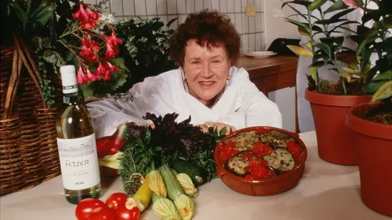 Julia Child in camice bianco