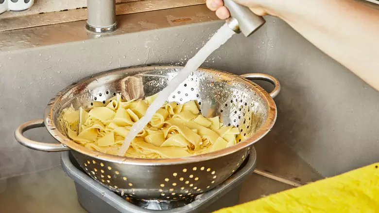 在水槽中冲洗的面食