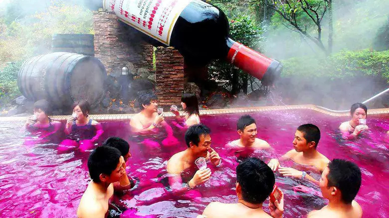 Yunessun Spa Resort wyn bathing