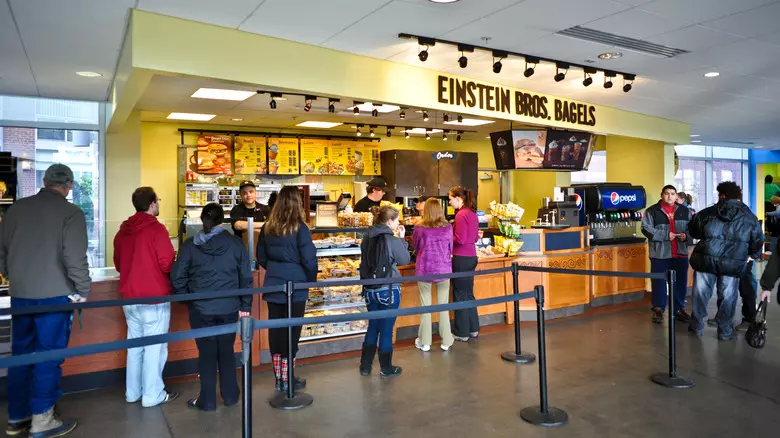 Pelanggan beratur untuk Bagel Einstein Bros